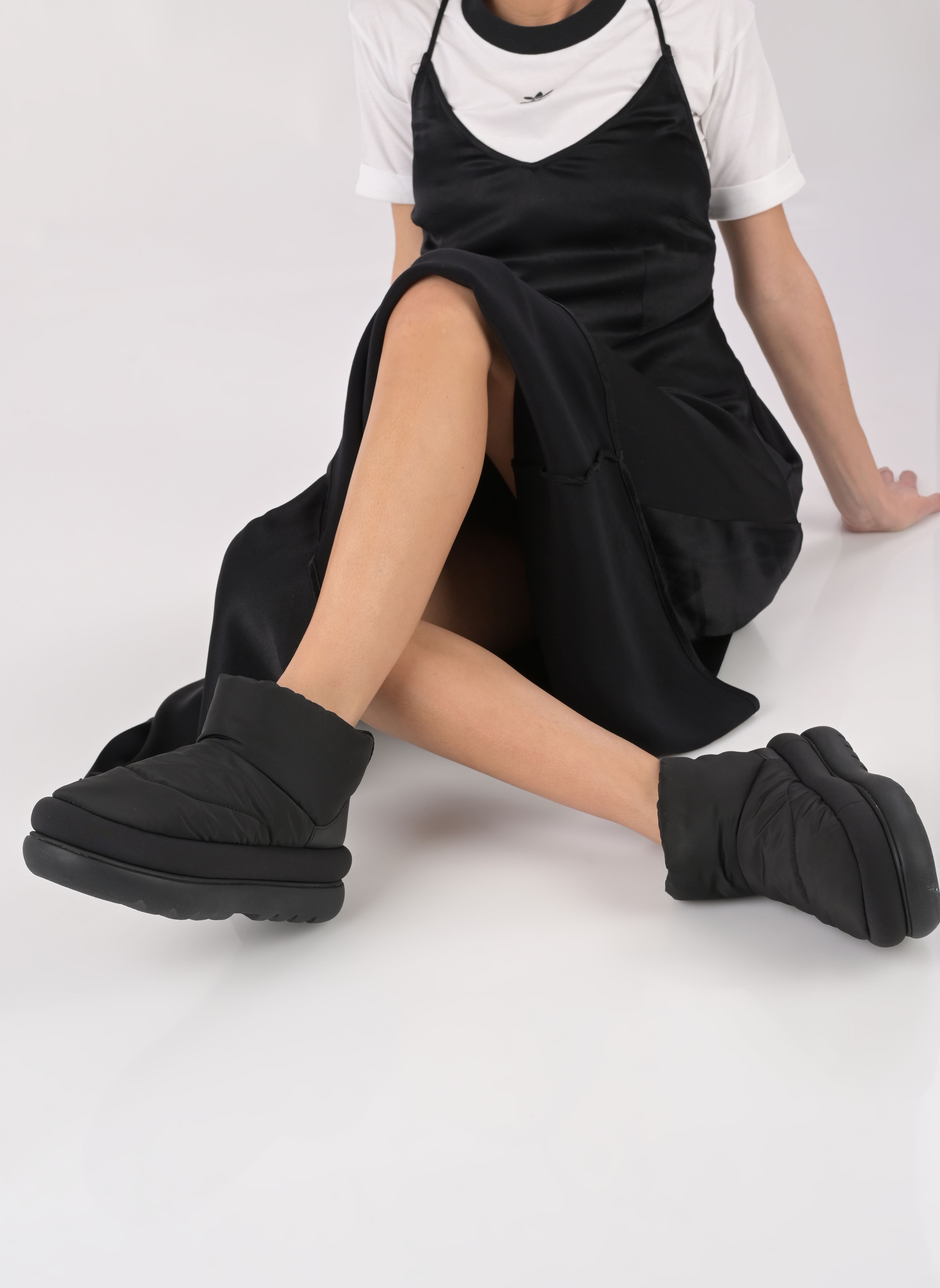 UGG Gevoerde enkellaarsjes W CLASSIC MAXI MINI dames zwart online ...