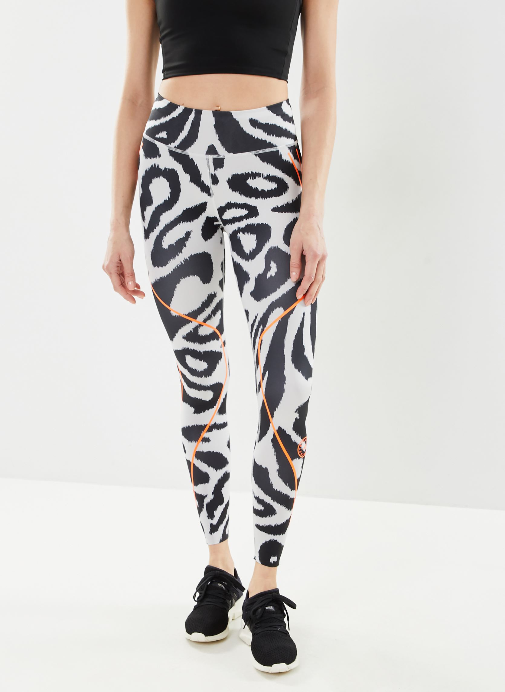 Mujer con patrón animal | Temporada 2024