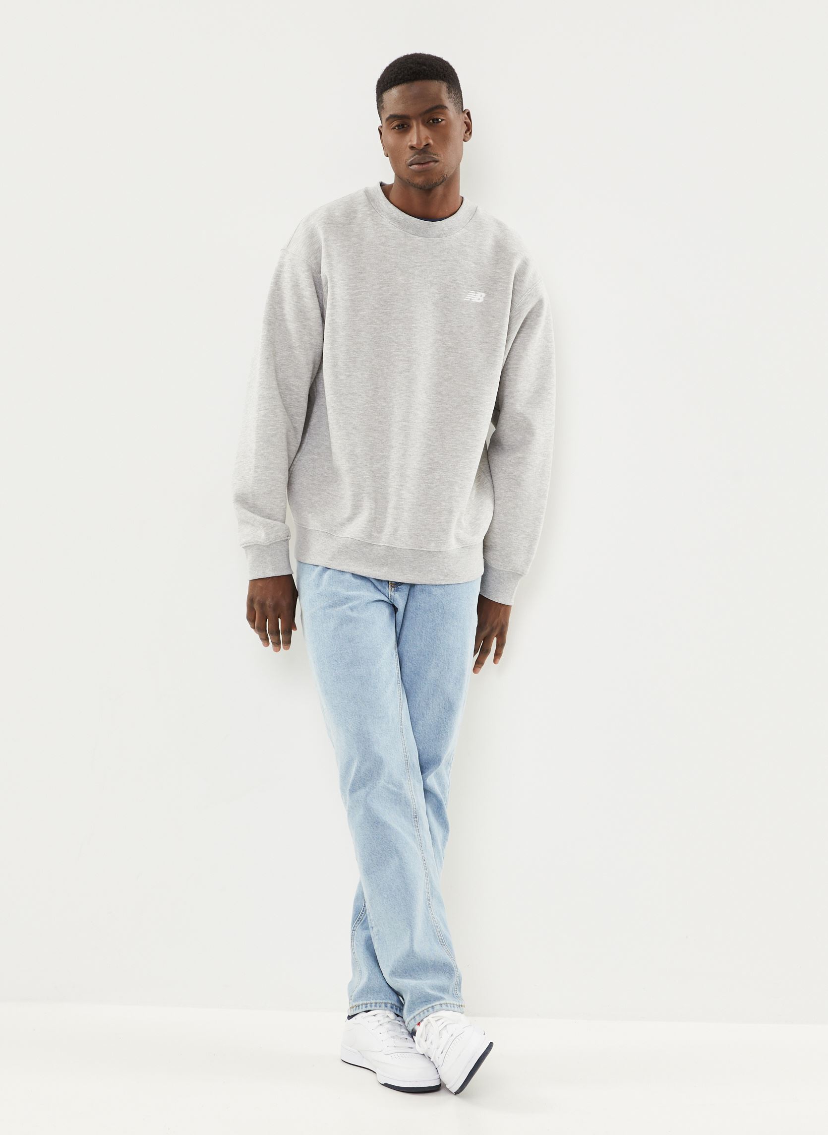 New Balance Sweatshirts Sport Essentials Fleece Crew M herren grau ...
