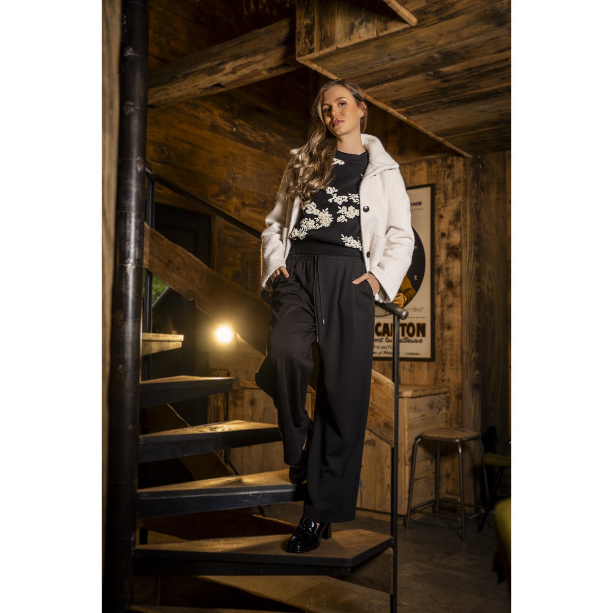 Vero Moda Pulls Pull noir avec motif fleuri blanc avec une coupe droite et un col rond noir ...